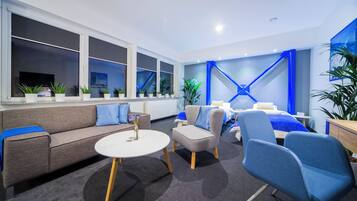 Suite-Estúdio (Blue - 2 people) | Roupa de alta qualidade, cofre no quarto, com decoração personalizada