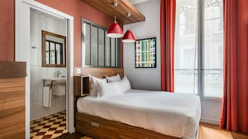 Quarto Clássico com Cama de Casal | Cofre no quarto, secretária, cortinas/cortinados opacos