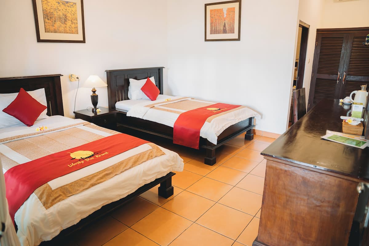 Minibar, cofre no quarto, com decoração personalizada, secretária