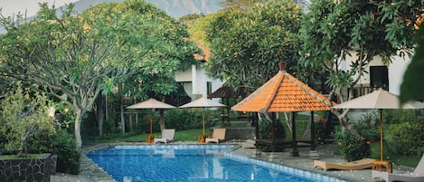 3 piscinas externas, funciona das 7h às 21h, guarda-sóis