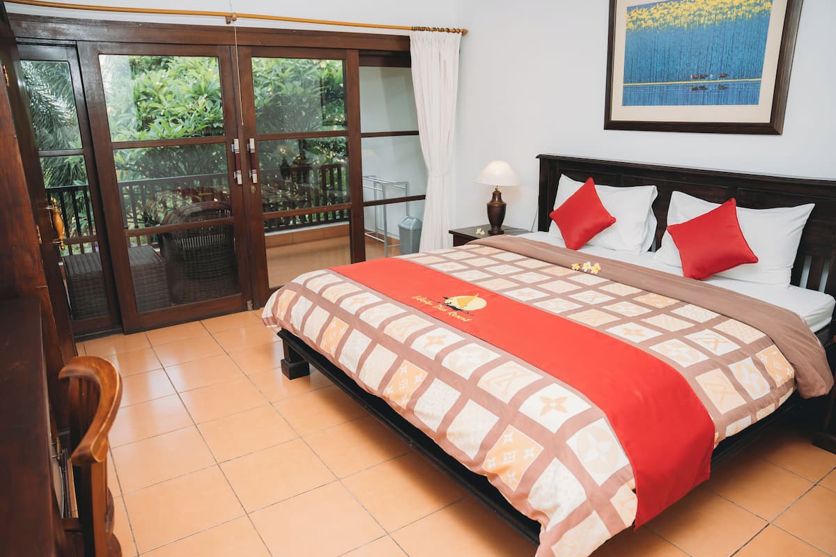 Quarto Deluxe, 1 quarto | Minibar, cofre no quarto, com decoração personalizada, secretária