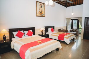 Quarto Triplo Deluxe (Cottage - 1 Double Bed +1 Single) | Minibar, cofre no quarto, com decoração personalizada, secretária