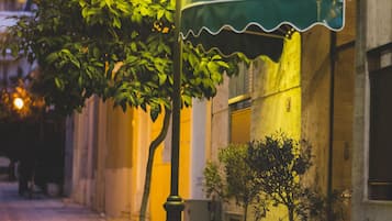 Fachada do alojamento (tarde/noite)
