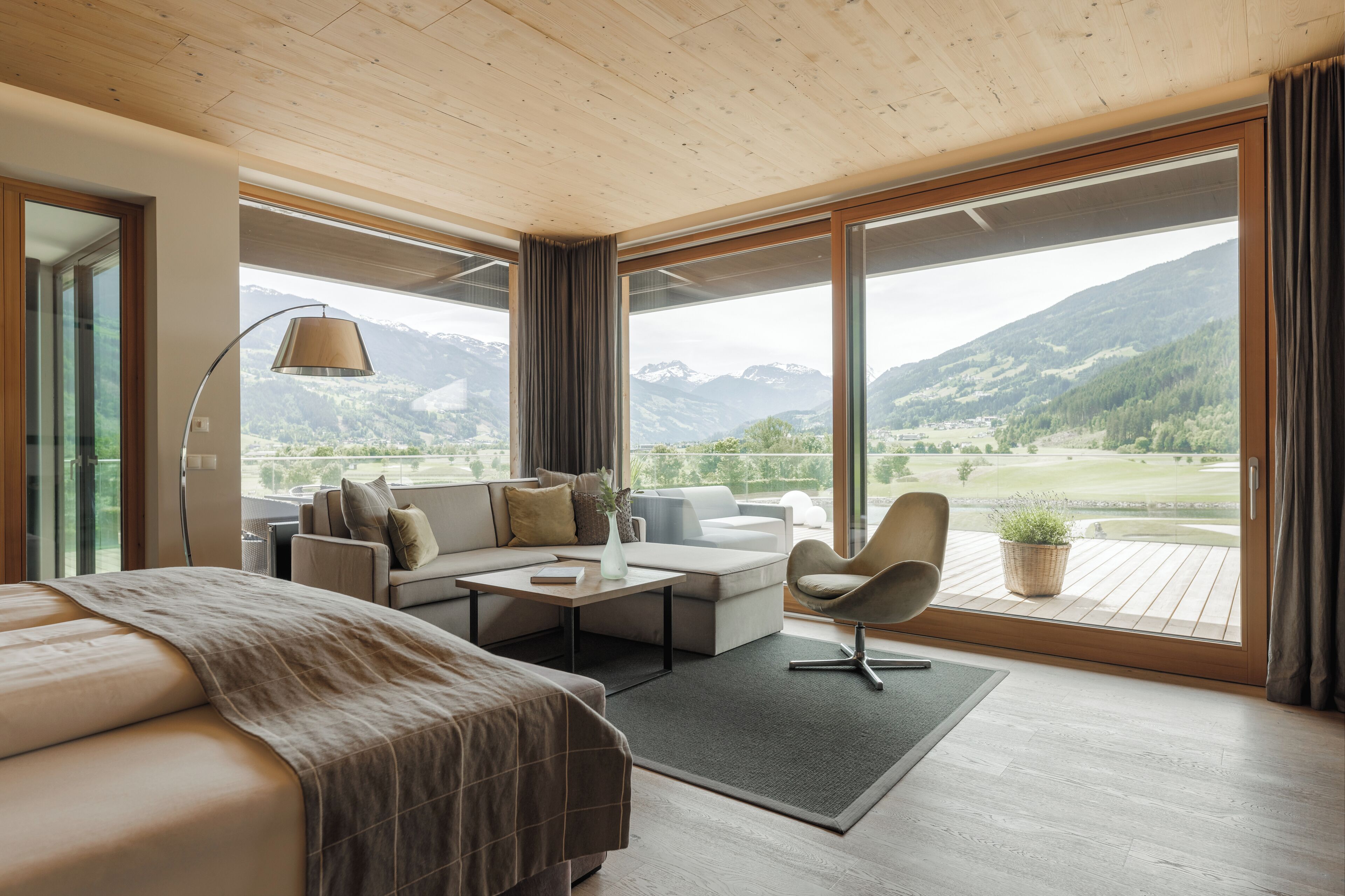 Cobertura exclusiva, 1 cama King e sofá-cama, vista para o campo de golfe (Sauna) | Roupas de cama premium, frigobar, cofres nos quartos, escrivaninha