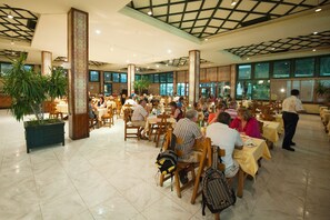 Café da manhã com buffet grátis todos os dias