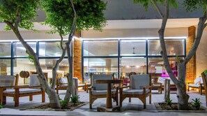 5 bares/lounges, um bar junto à piscina, um bar de praia 