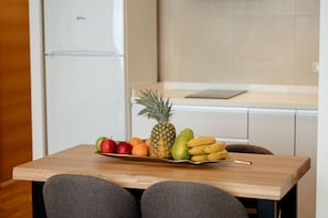 Um frigorífico/congelador grande, um micro-ondas, uma placa de cozinha 