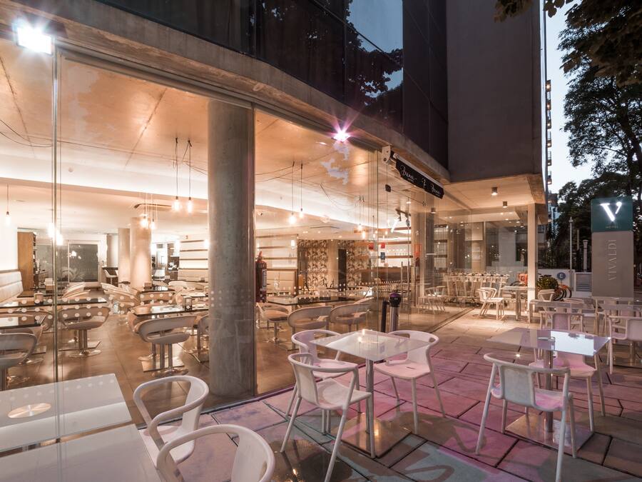 Fachada da propriedade à noite