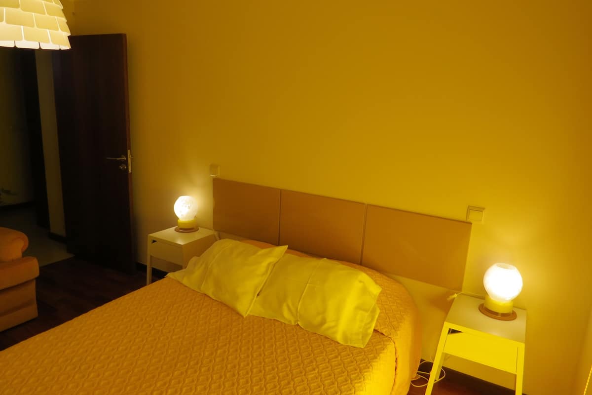 Suíte luxo, 1 cama de casal, vista para o jardim | Comodidades do quarto