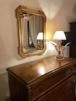 Quarto Duplo | Com mobília individualizada, Wi-fi grátis, roupa de cama fornecida