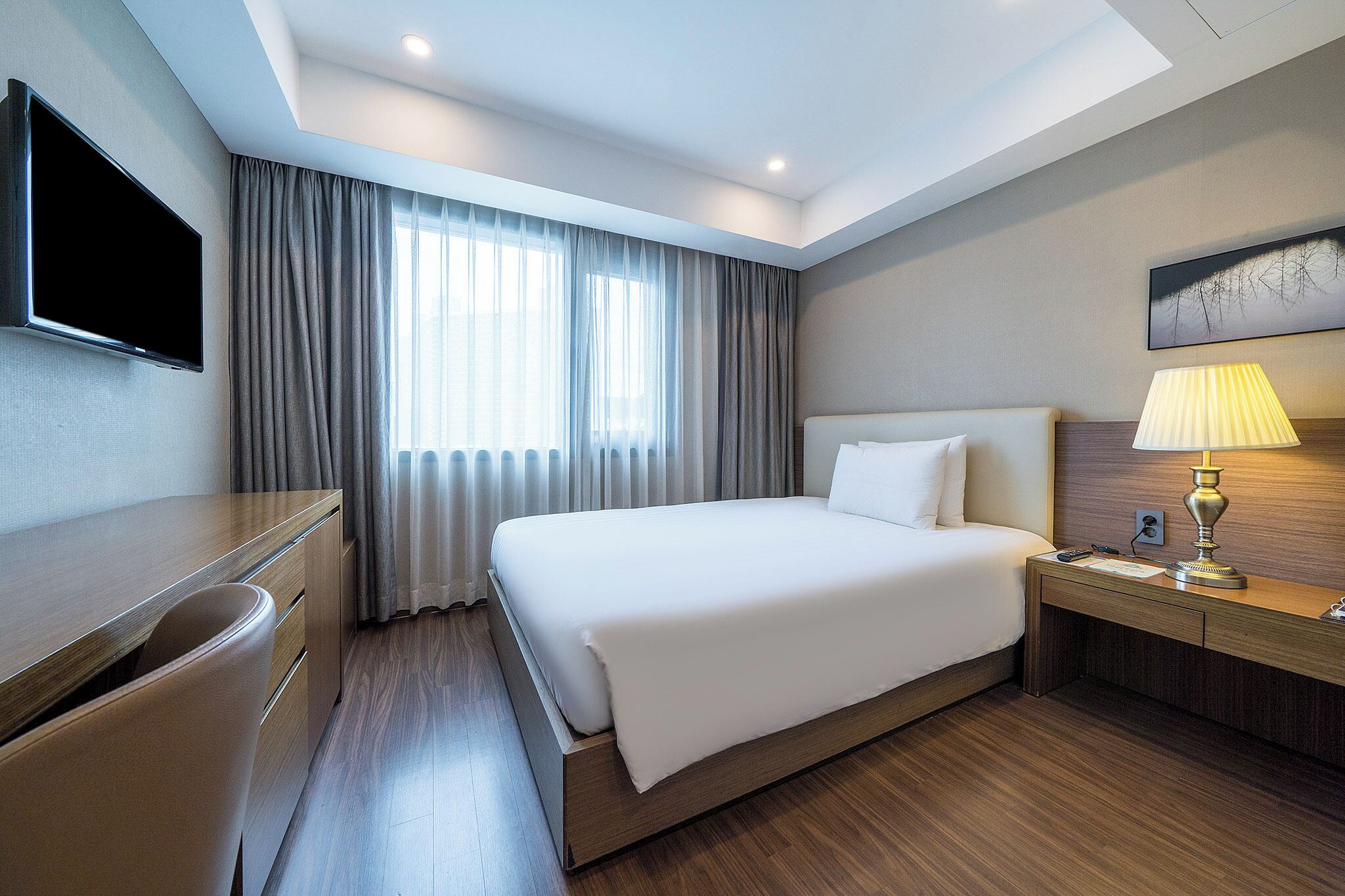 Roupas de cama premium, cofres nos quartos, escrivaninha