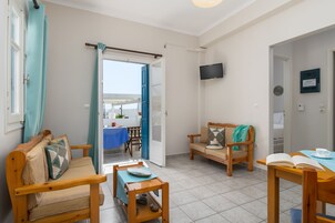 Apartamento elite, 1 quarto | 2 quartos, frigobar, cofres nos quartos, ferros/tábuas de passar roupa