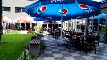 Café da manhã, almoço e jantar; culinária local 