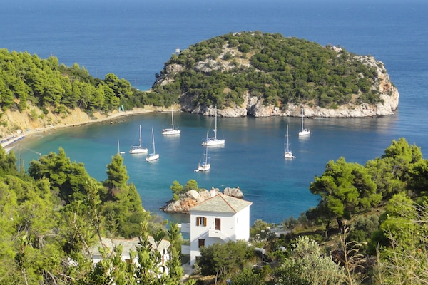 Perto da praia, espreguiçadeiras, toalhas de praia, bar na praia