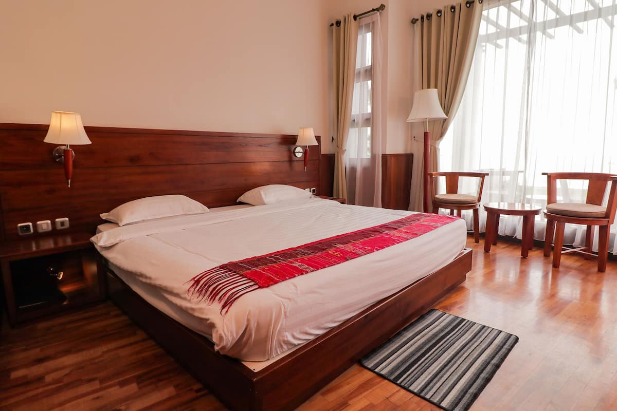 Tongging Point Hotel Deluxe Double/Twin, Lake Toba View | Escrivaninha, Wi-Fi de cortesia