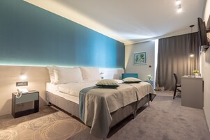 Quarto Duplo ou Twin Superior | Minibar, cofre no quarto, secretária, cortinas/cortinados opacos 