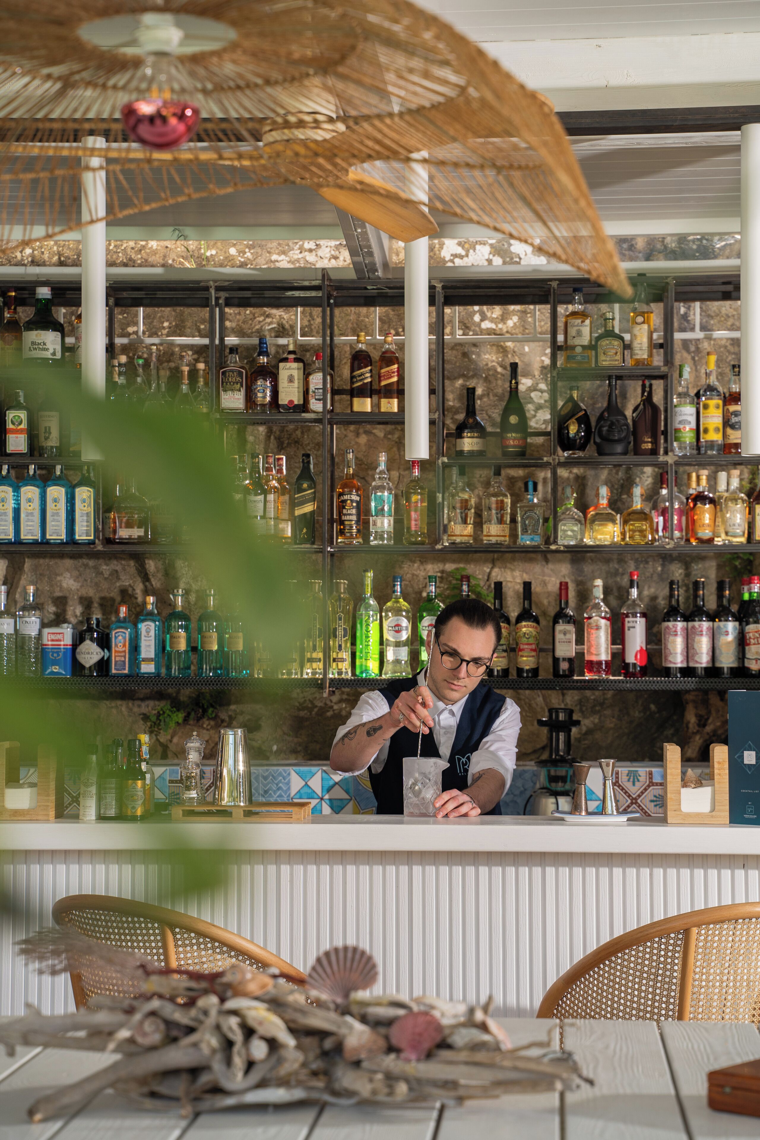 Junto à piscina, serve brunches e happy hour 