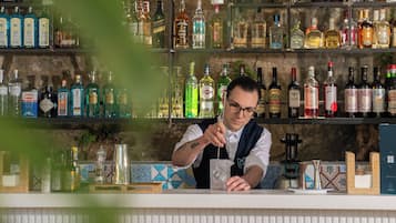 Junto à piscina, serve brunches e happy hour