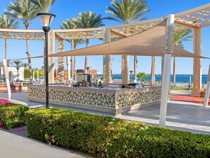 12 bares/lounges, 4 bares ao lado da piscina, bar molhado, bar na praia 