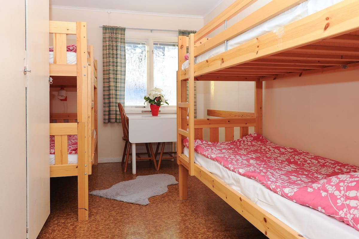 1 quarto, com decoração personalizada, com mobília individualizada 