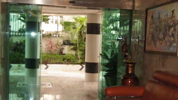 Área de estar no saguão