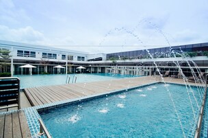 Piscina exterior, guarda-sóis 