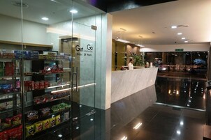 2 bares/lounges, um bar junto à piscina 