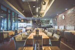 2 bares/lounges, um bar junto à piscina 