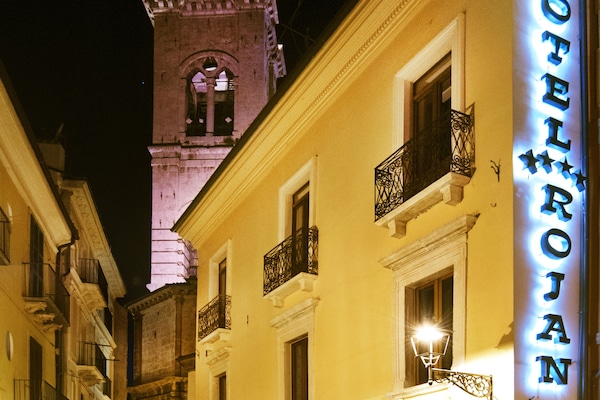 Fachada da propriedade à noite