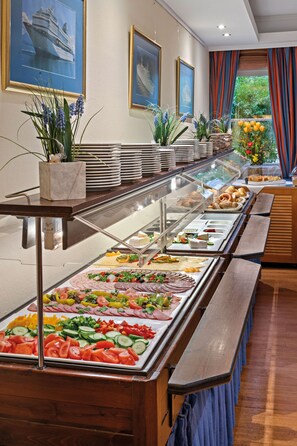 Café da manhã com buffet grátis todos os dias