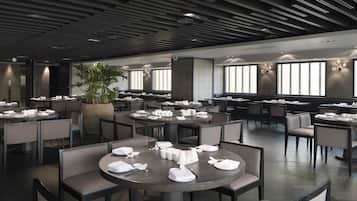 2 restaurantes: servem pequenos-almoços, almoços e jantares