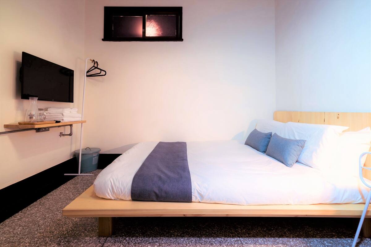 Quarto Duplo Signature, 1 cama queen-size, casa de banho partilhada | Roupa de alta qualidade, cofre no quarto 
