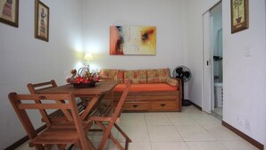 Apartamento, 1 quarto | Área de estar | TV de tela plana, DVD player