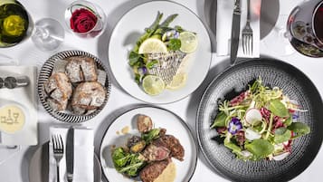 Café da manhã, almoço e jantar; culinária francesa