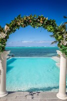 Piscina exterior, guarda-sóis, espreguiçadeiras 