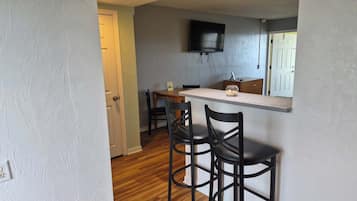 Um micro-ondas, uma cafeteira/bule, uma torradeira