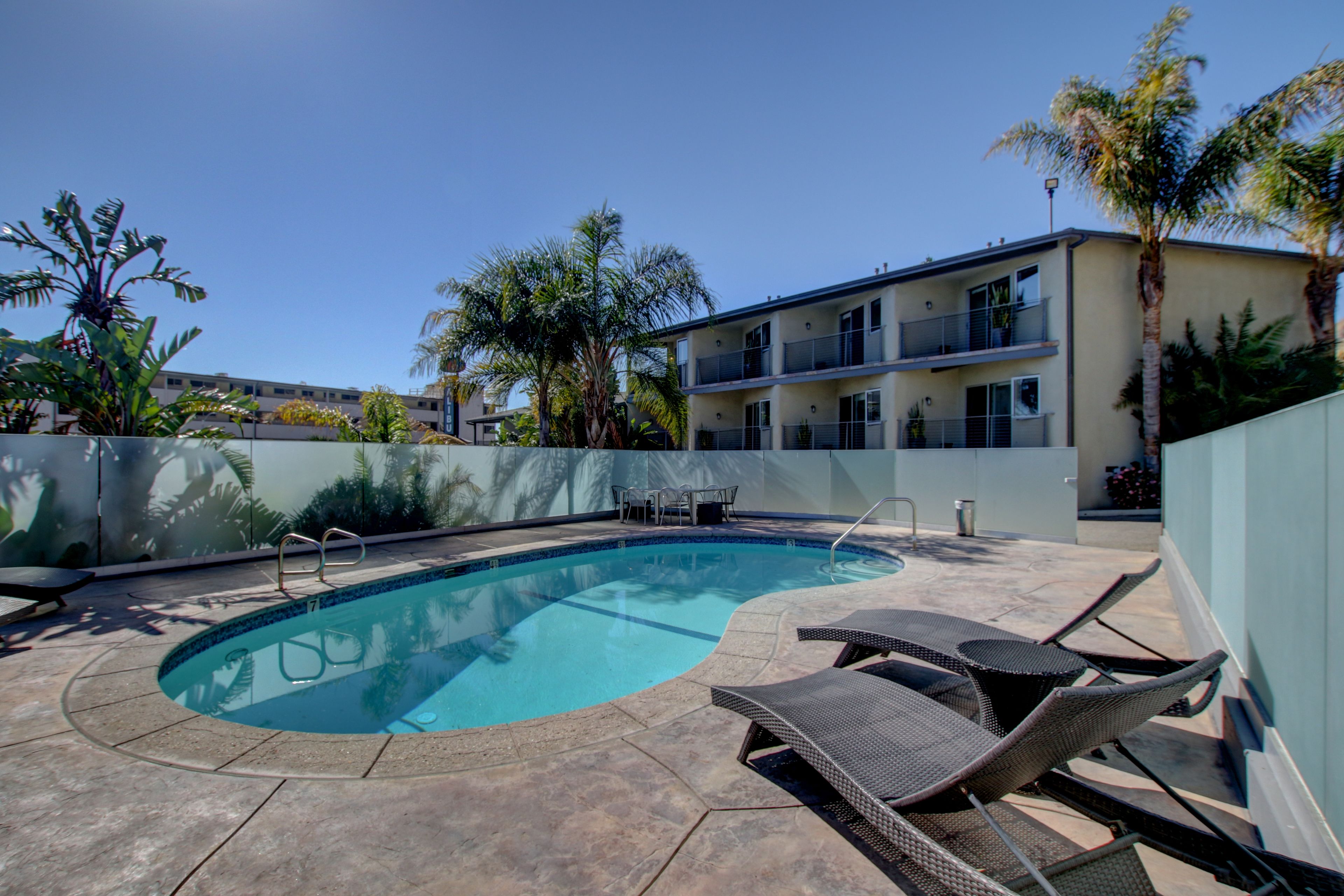 Piscina exterior, espreguiçadeiras 