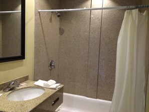 Quarto Clássico, 2 camas queen-size, não fumadores | Wi-fi grátis, roupa de cama fornecida, acesso para cadeira de rodas