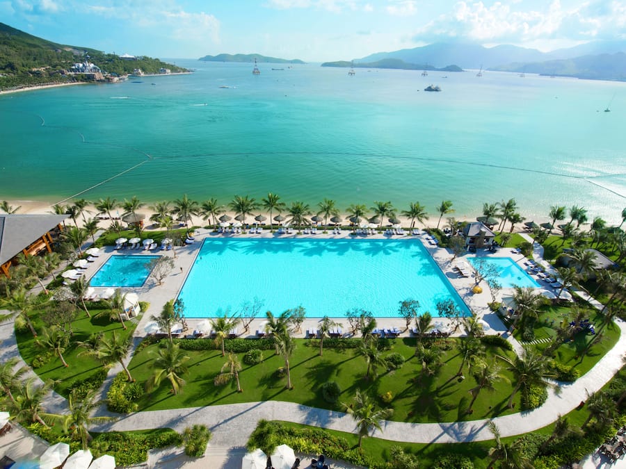 Na praia, praia de areia branca, espreguiçadeiras, guarda-sóis de praia