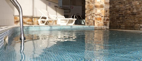 Piscina interna, espreguiçadeiras