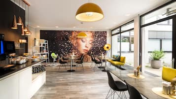 Pequeno-almoço tipo buffet diário (17 EUR por pessoa)