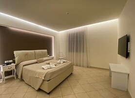 Quarto Deluxe (King) | Roupa de alta qualidade, edredões de penas, minibar, cofre no quarto 