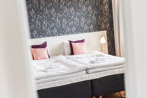 Secretária, cortinas/cortinados opacos, camas desdobráveis 