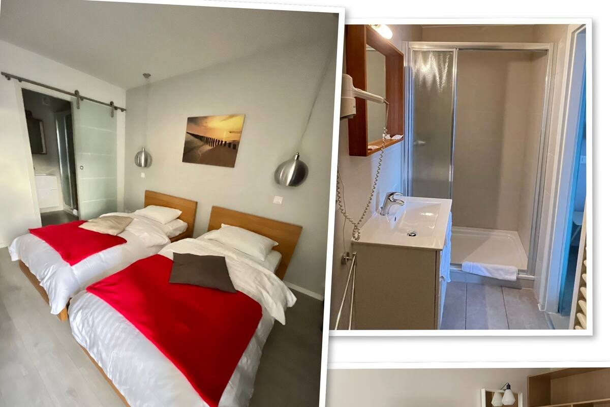 Quarto de hotel com duas camas, banheiro com chuveiro, televisão e closet espaçoso.