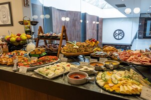Café da manhã com buffet todos os dias (RSD 1400 por pessoa) 