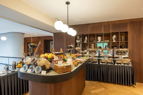 Uma área de buffet com diversos alimentos e decoração em madeira.