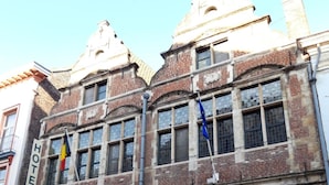 Um edifício histórico com uma placa indicando um hotel.