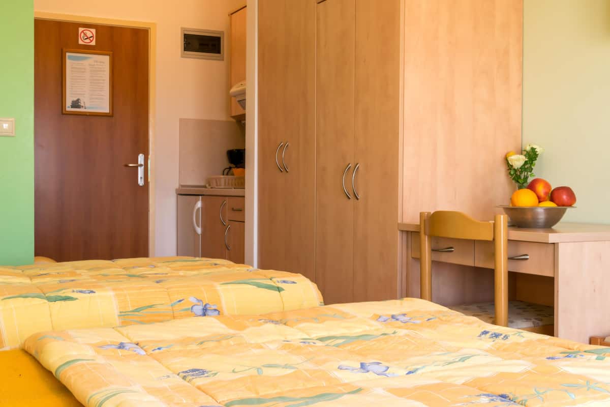 Estúdio Standard, 1 cama de casal, não fumadores, varanda | Cofre no quarto, secretária, quartos insonorizados