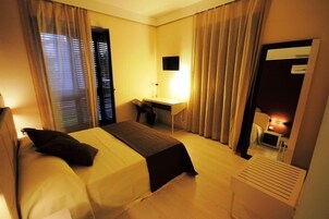 Minibar, cofre no quarto, secretária, berços/camas para crianças 