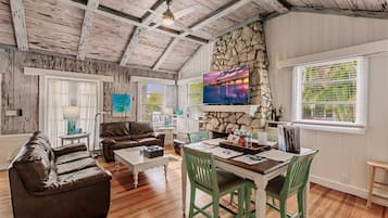 Casa Familiar, várias camas | Sala de estar | Smart TV de 65 polegadas com canais por cabo, televisor